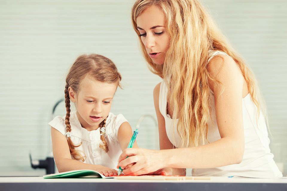 Raising A Left handed Child 5 Challenges Tips To Help Parenting 30Seconds Mom